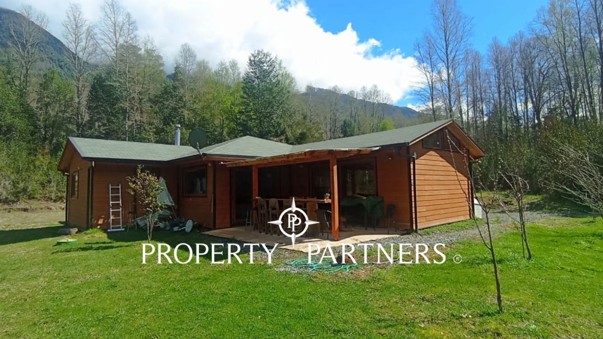Hermoso terreno de 1 ha con casa principal y dos cabañas en Pucon ...