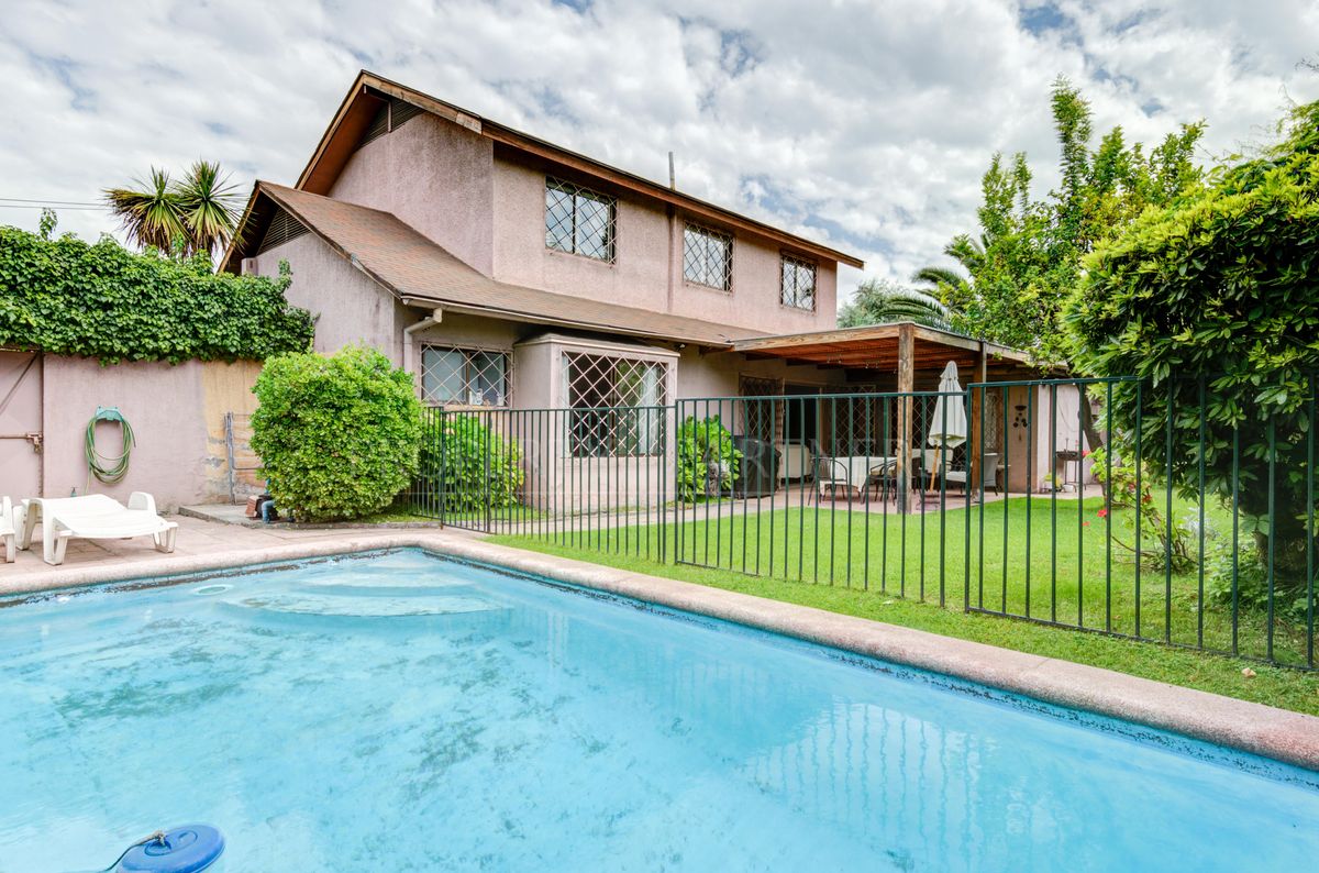 Gran casa con amplio jardín y piscina - Excelente distribución en ...