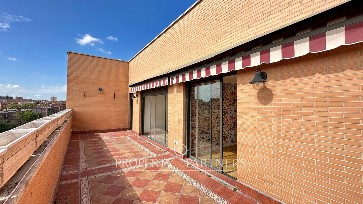Amplio Ático en estupenda urbanización de Simancas en San Blas, Madrid ...