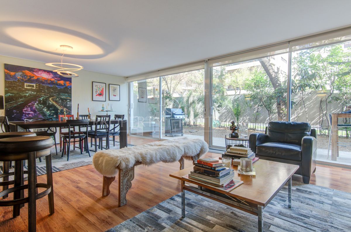 Espectacular departamento con gran patio interior y piscina/ El Golf en El Golf, Las Condes ...