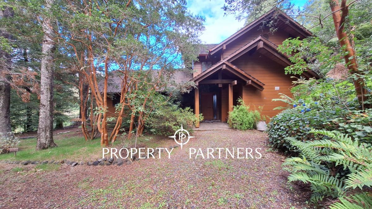 Hermosa casa sólida, con orilla de río Liucura en Pucon, Región de ...
